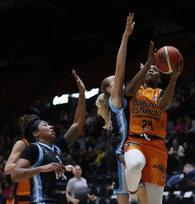 Joy Adams viaja a Guyana por la muerte de un familiar y se pierde la ...