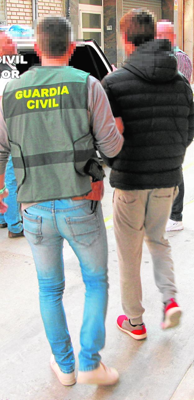 Un joven arrestado por acosar sexualmente por el móvil a 13 chicas en Alcàsser | Las Provincias