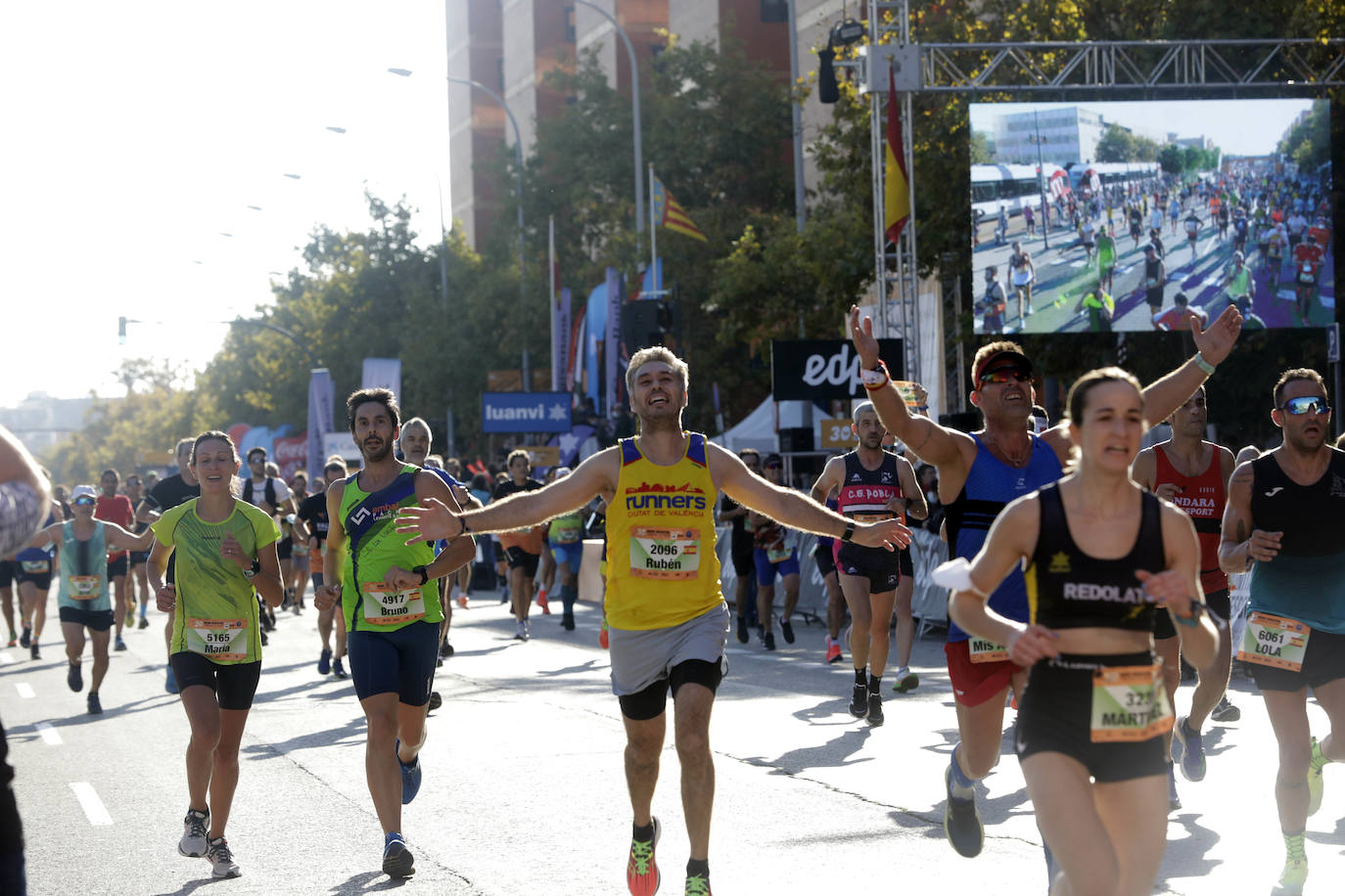 Fotos: Así ha sido la llegada de los héroes a la meta del Medio Maratón ...